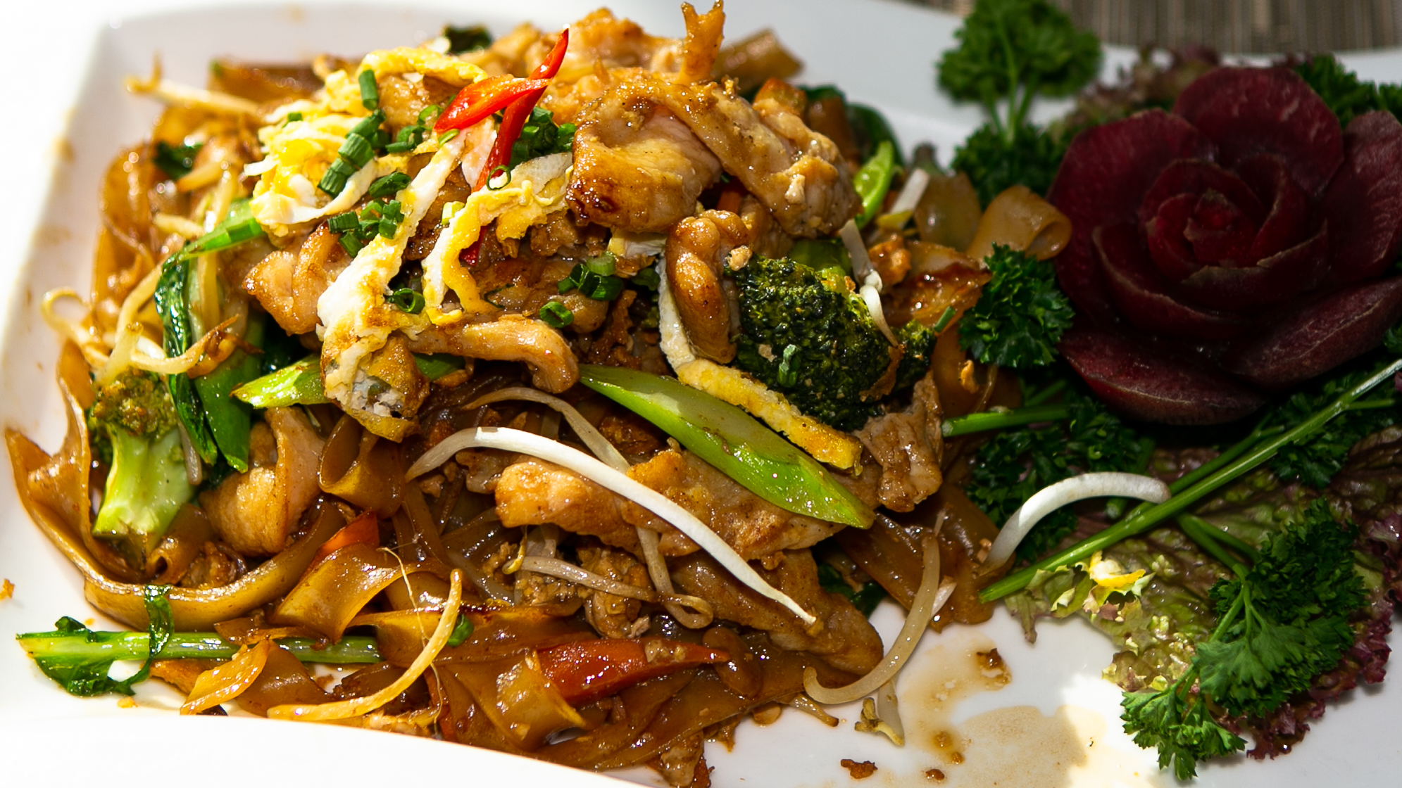 [813] Pad Sie-iu Gai - Smiling Fish Baden